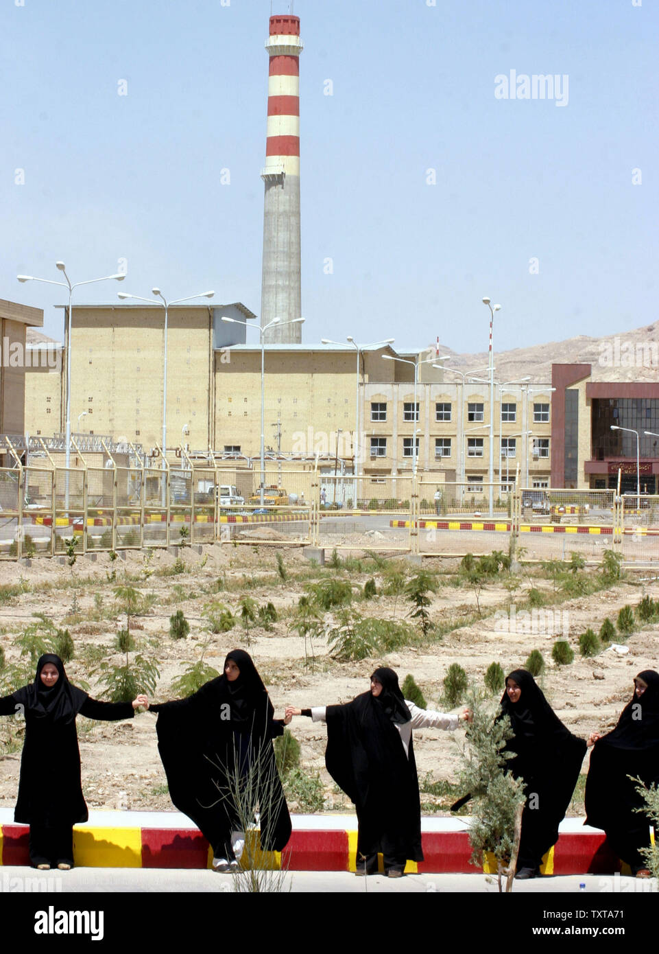 Iranian women form a human chain at the Isfahan Uranium Conversion ...