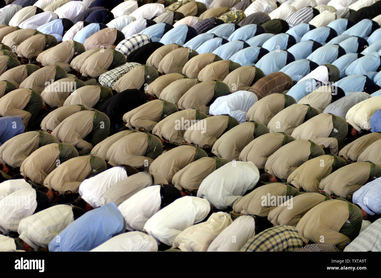 Iranian soldiers perform the Friday prayer at Tehran University,Tehran ...