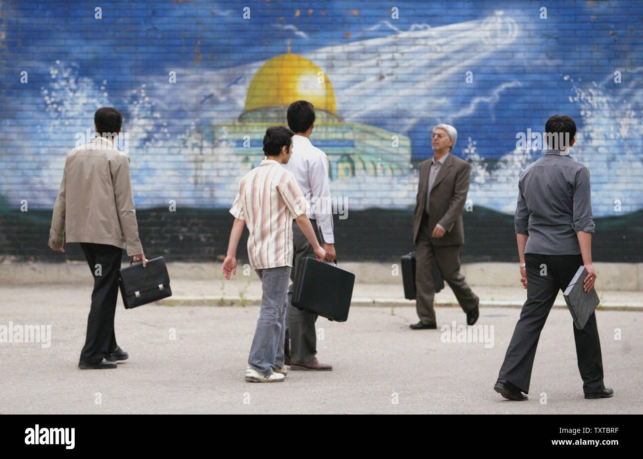 U s embassy building hi-res stock photography and images - Alamy