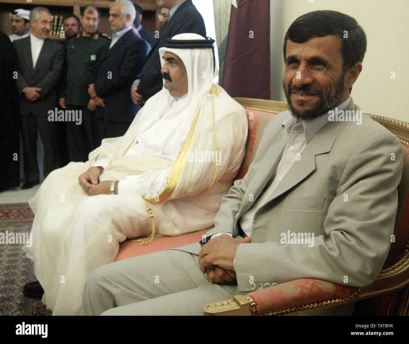 Iran's president Mahmoud Ahmadinejad (R) and Qatar's emir Sheikh Hamad ...