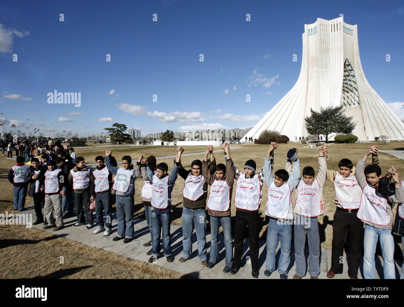 Hundreds of Iranian school students gather on Monday, 05 February 2007 ...