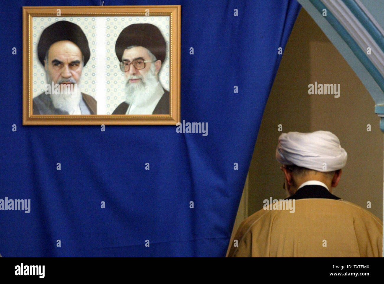Top Iranian cleric Mohammad Emami Kashani leaves podium to leads weekly ...