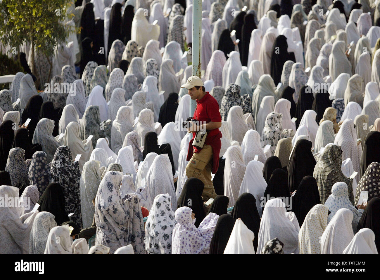 Iranian photographer Mehdi Ghasemi makes his way trough women while ...
