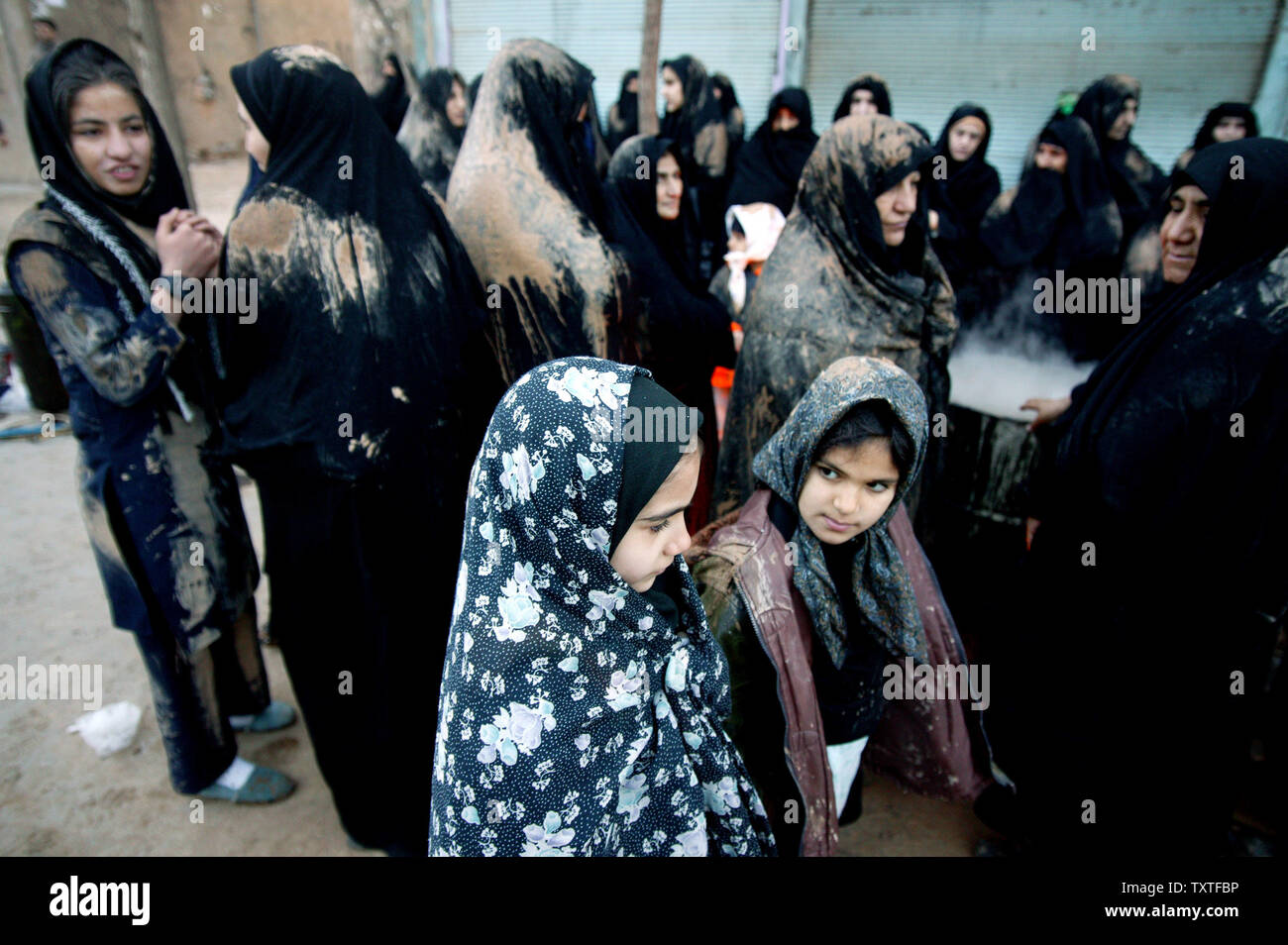 Women covered in mud hi-res stock photography and images - Alamy
