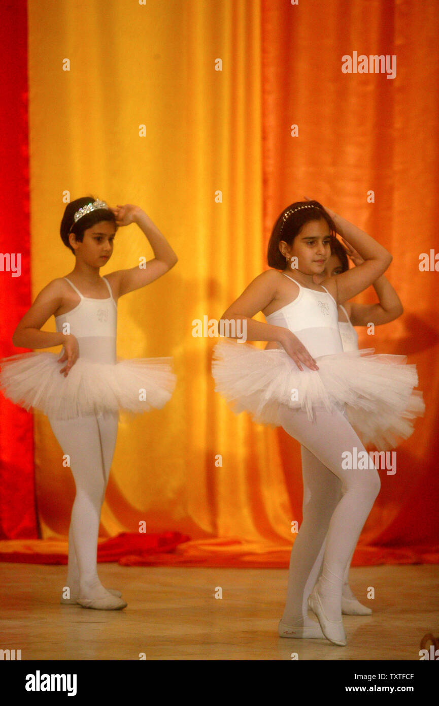 Iranian Zoroastrians girls dance during Zoroastrian festival of Sadeh ...