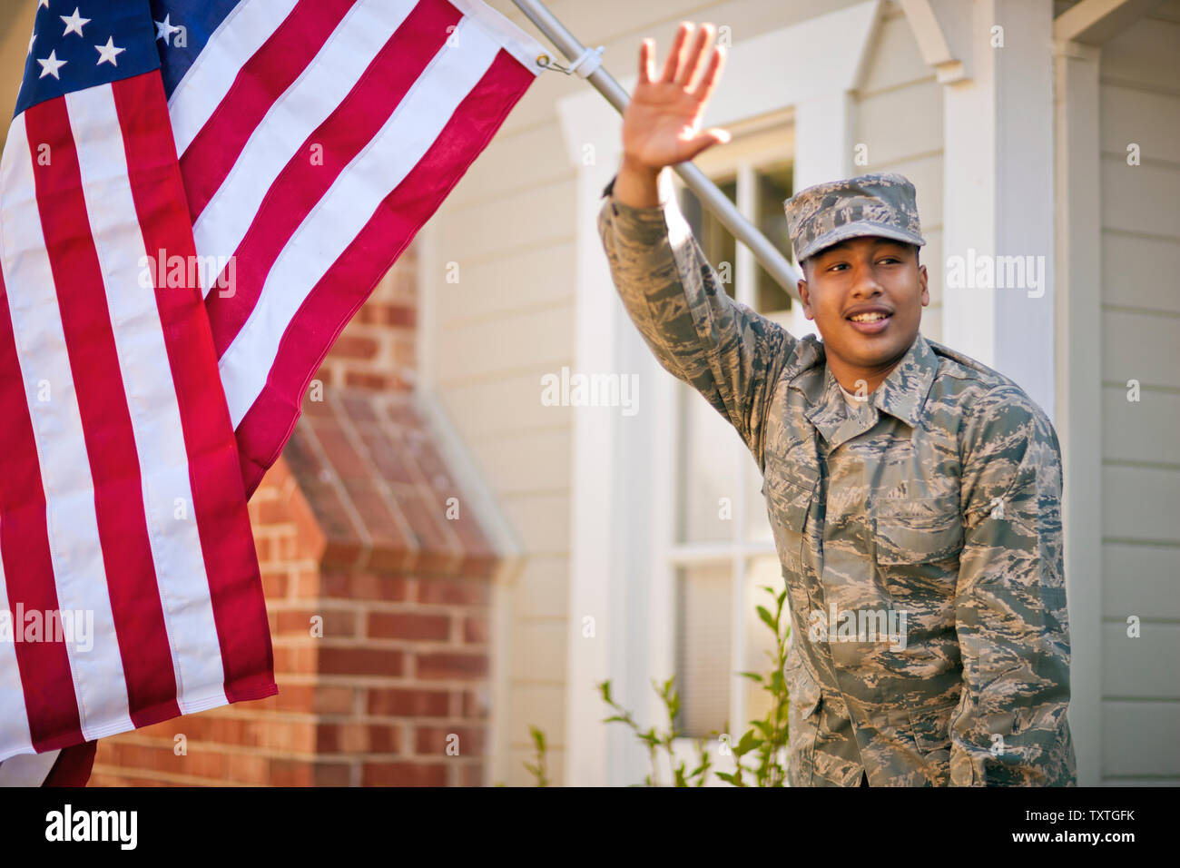 Soldier waving hi-res stock photography and images - Alamy