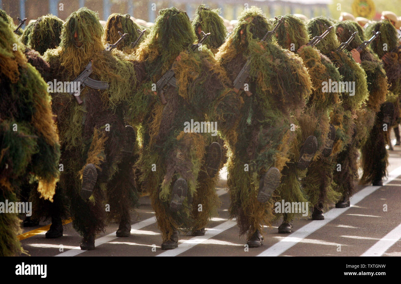 Iranian Army camouflages soldiers march during Iran's Army Day at the ...