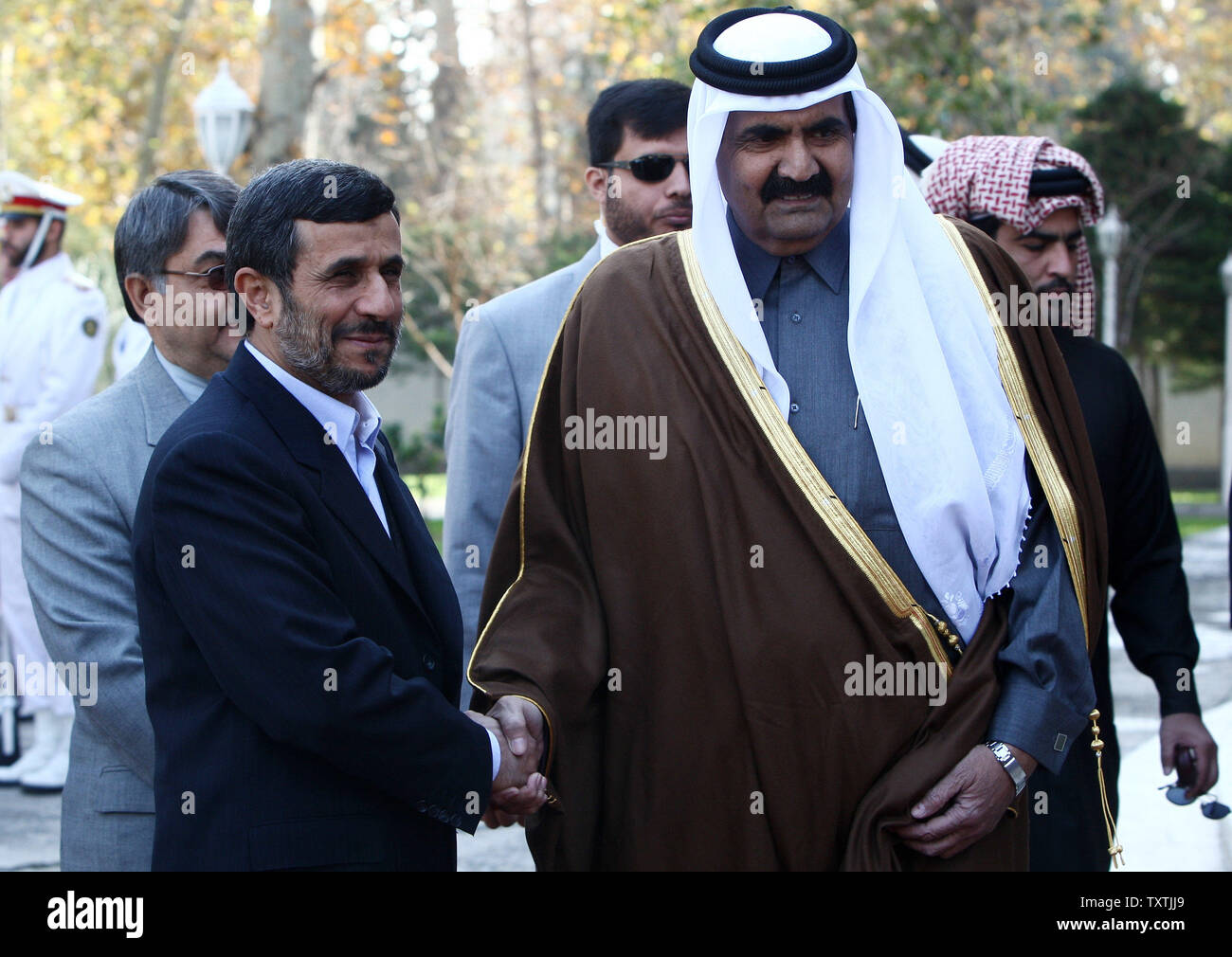 Iranian President Mahmoud Ahmadinejad (L) shakes hands with Qatari Emir ...