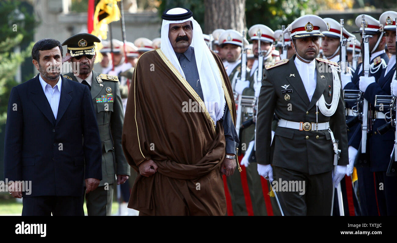 Iranian President Mahmoud Ahmadinejad (L) welcomes Qatari Emir Sheik ...