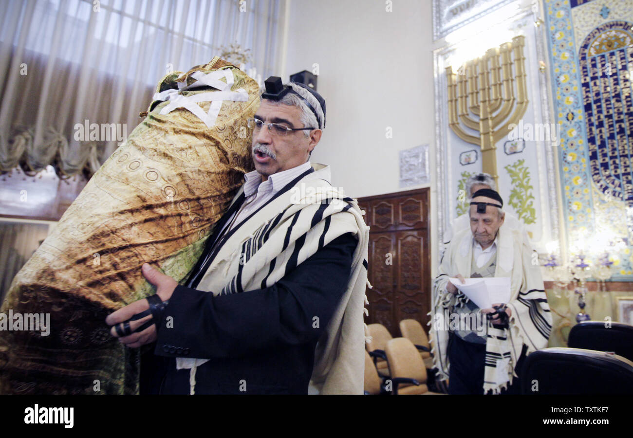 Synagogue service torah hi-res stock photography and images - Alamy