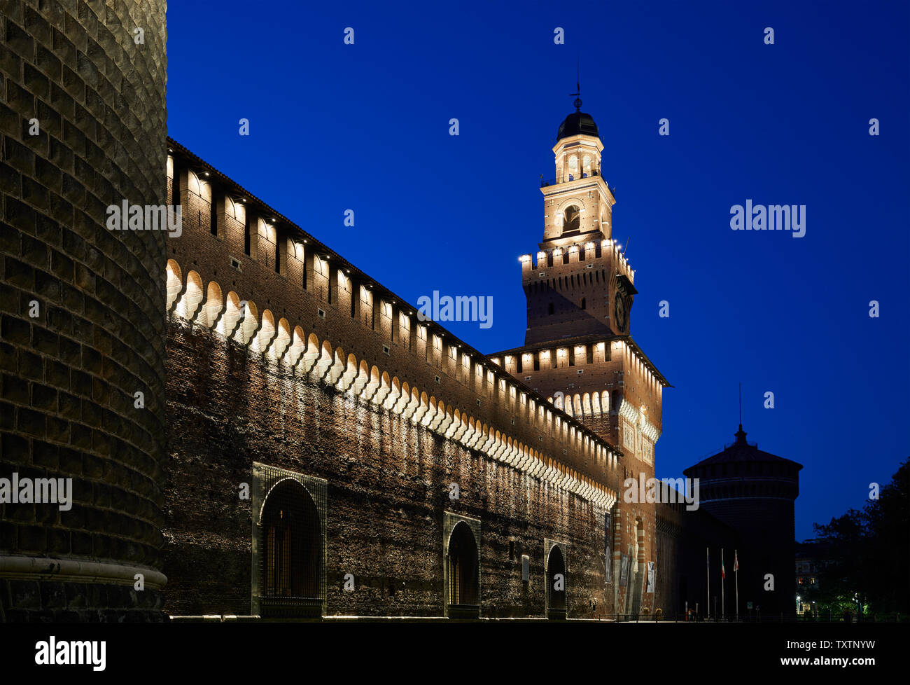 Night milan italy hi-res stock photography and images - Alamy