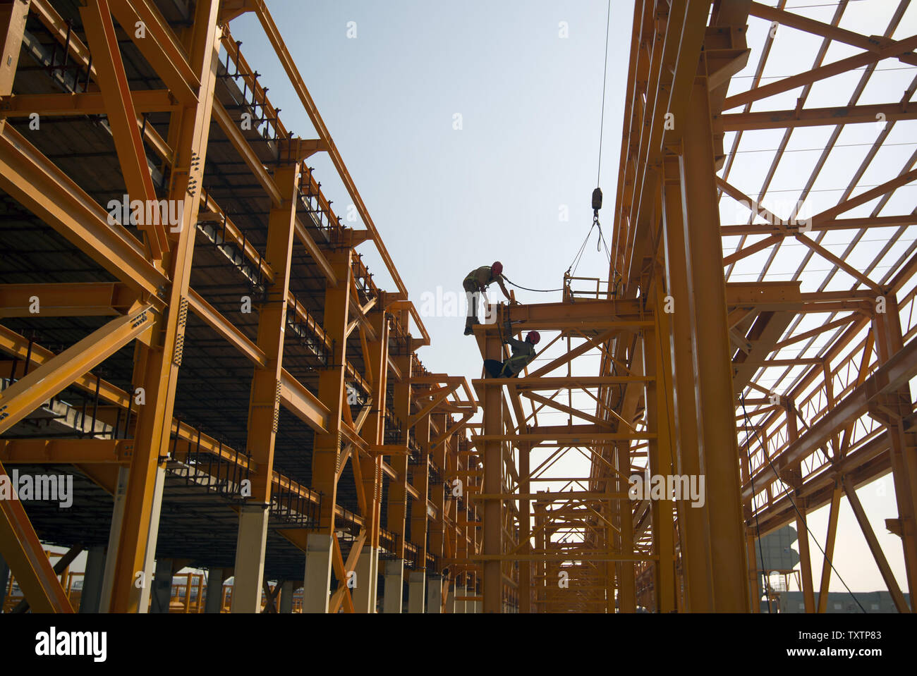 Iranian continue their work at phase 19of the South Pars gas field in ...