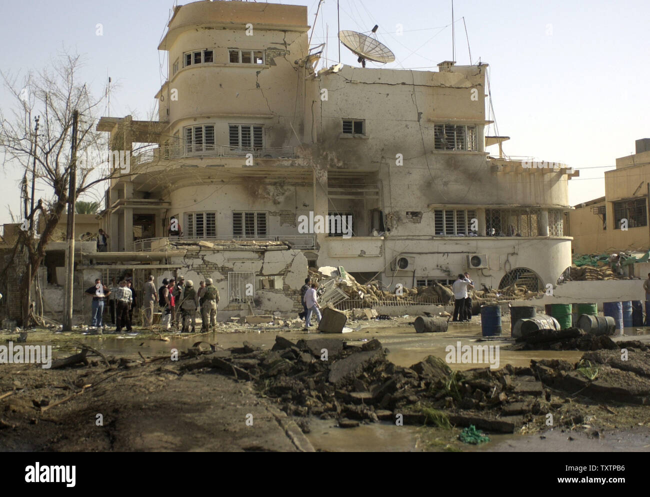 U s soldiers rescue workers hi-res stock photography and images - Alamy