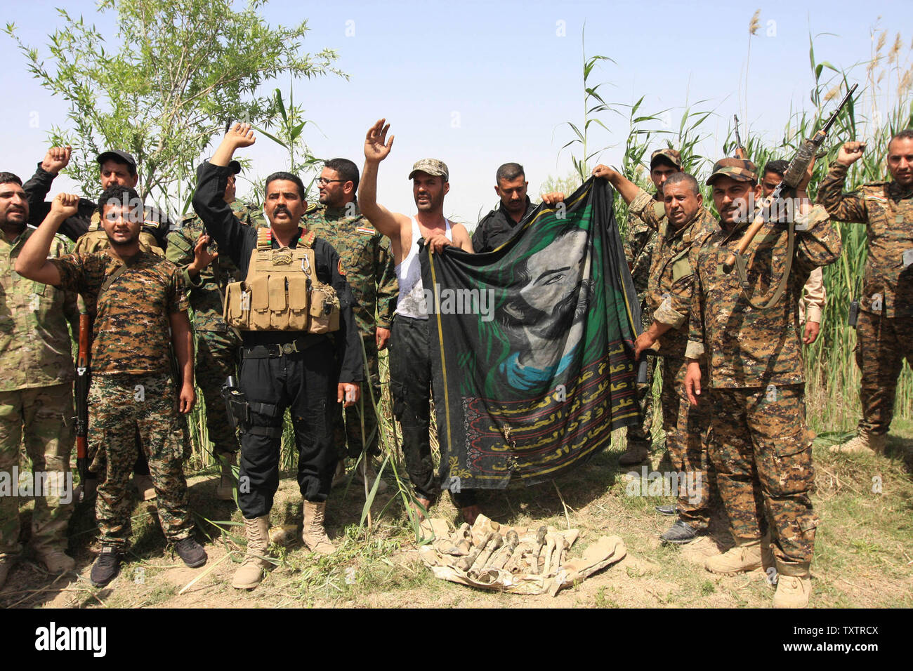 Shias hi-res stock photography and images - Alamy