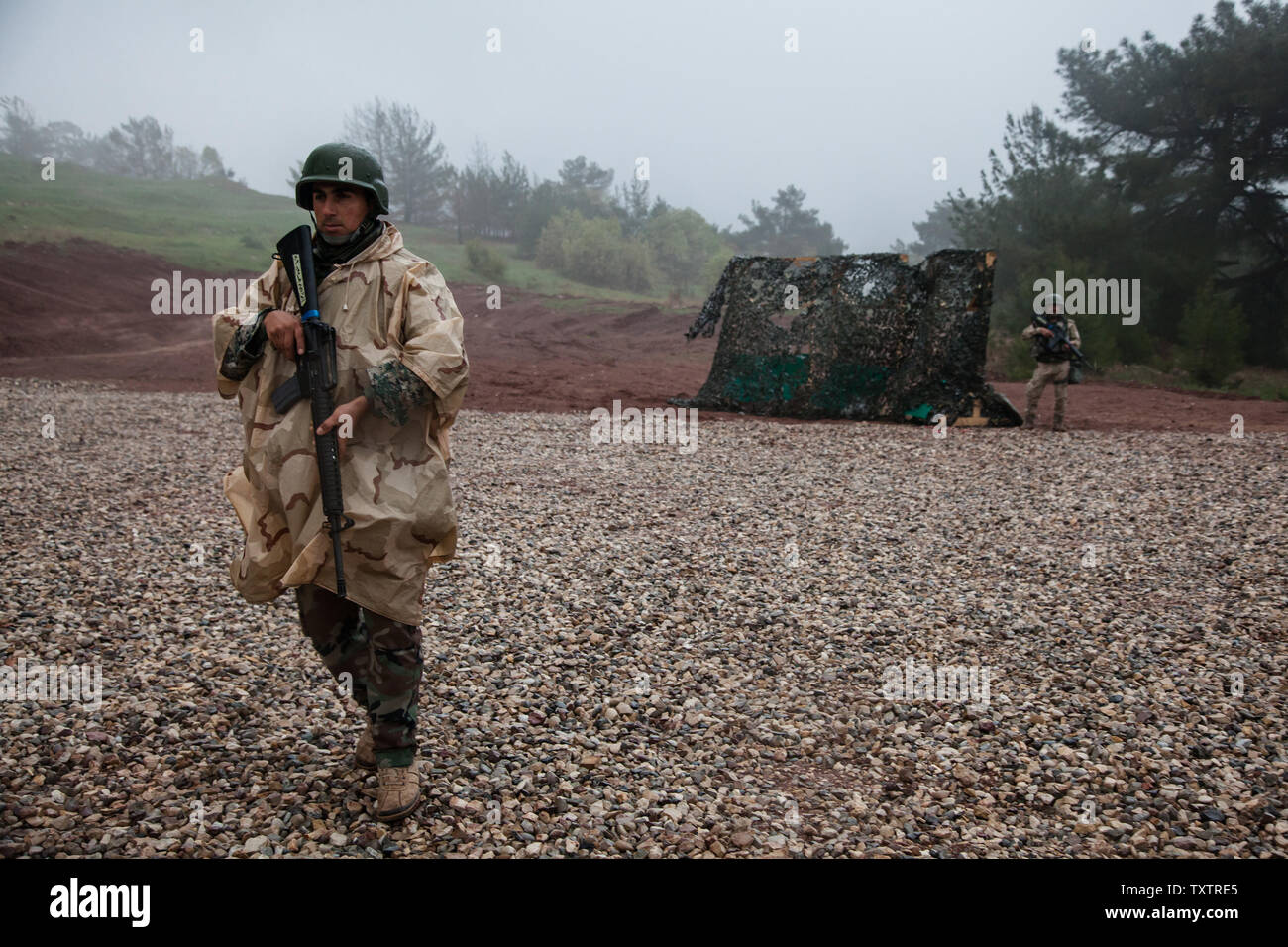 Peshmerga soldiers conduct tactical movements during a live-fire ...