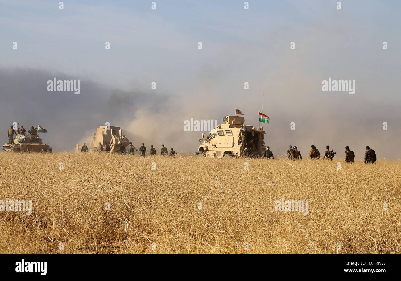 Peshmerga forces transport military vehicles in Dohuk, north of Mosul ...