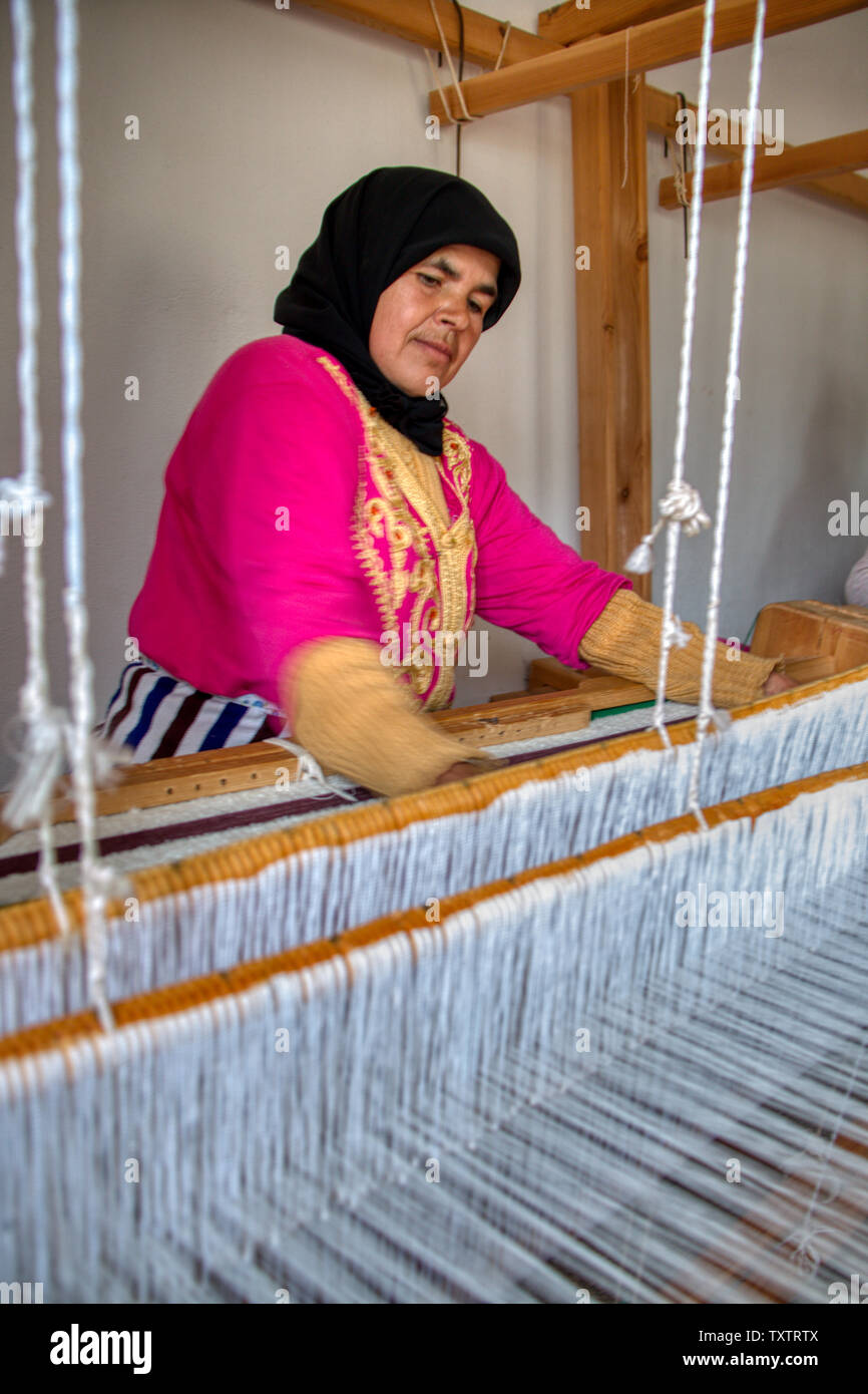Traditional moroccan loom hi-res stock photography and images - Alamy
