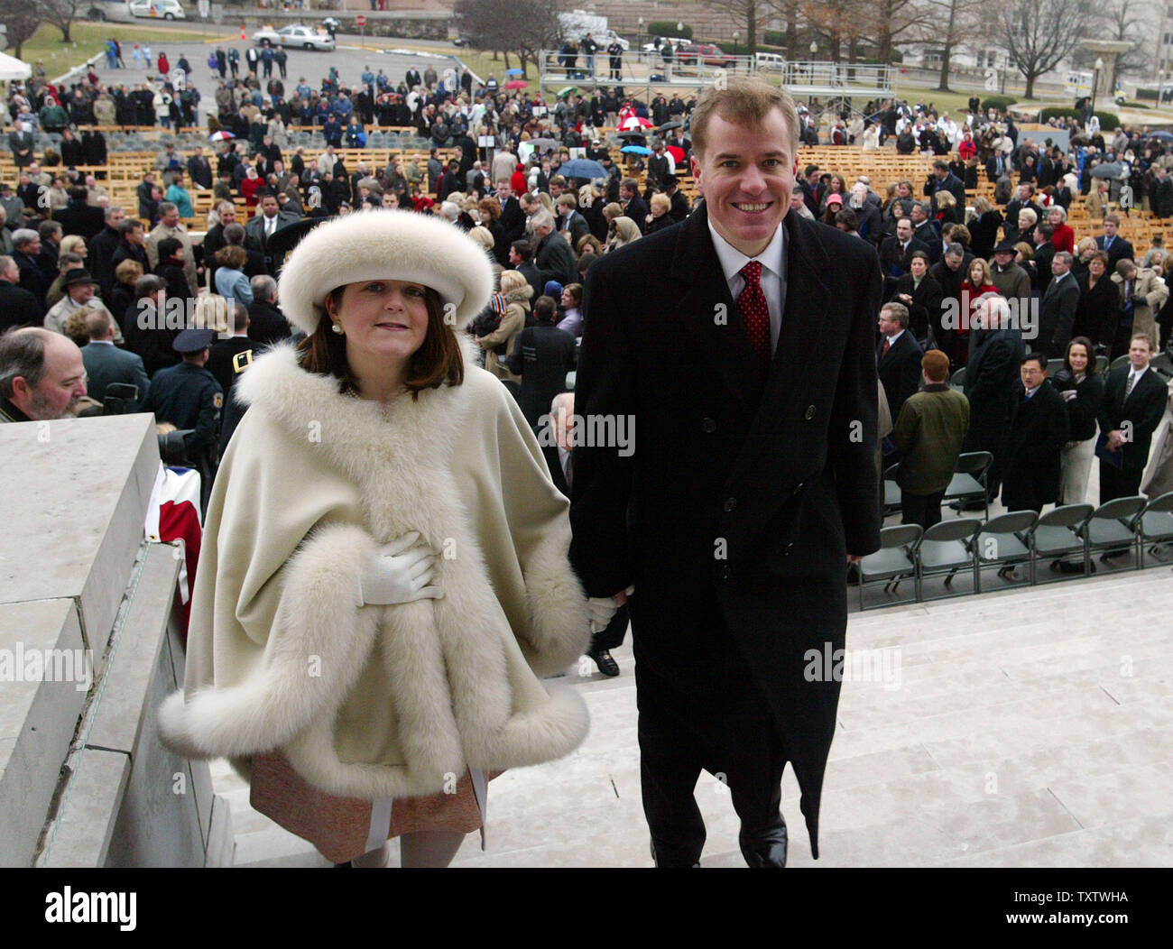 Matt Blunt and wife Melanie climb the steps of the Missouri State ...