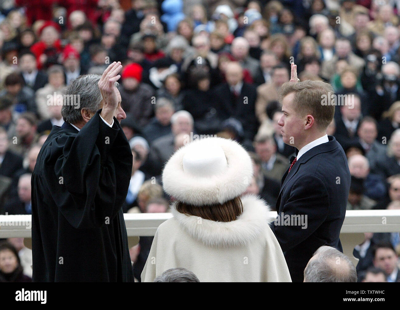 Matt Blunt (R) takes the oath of office as the 54th Governor of the ...