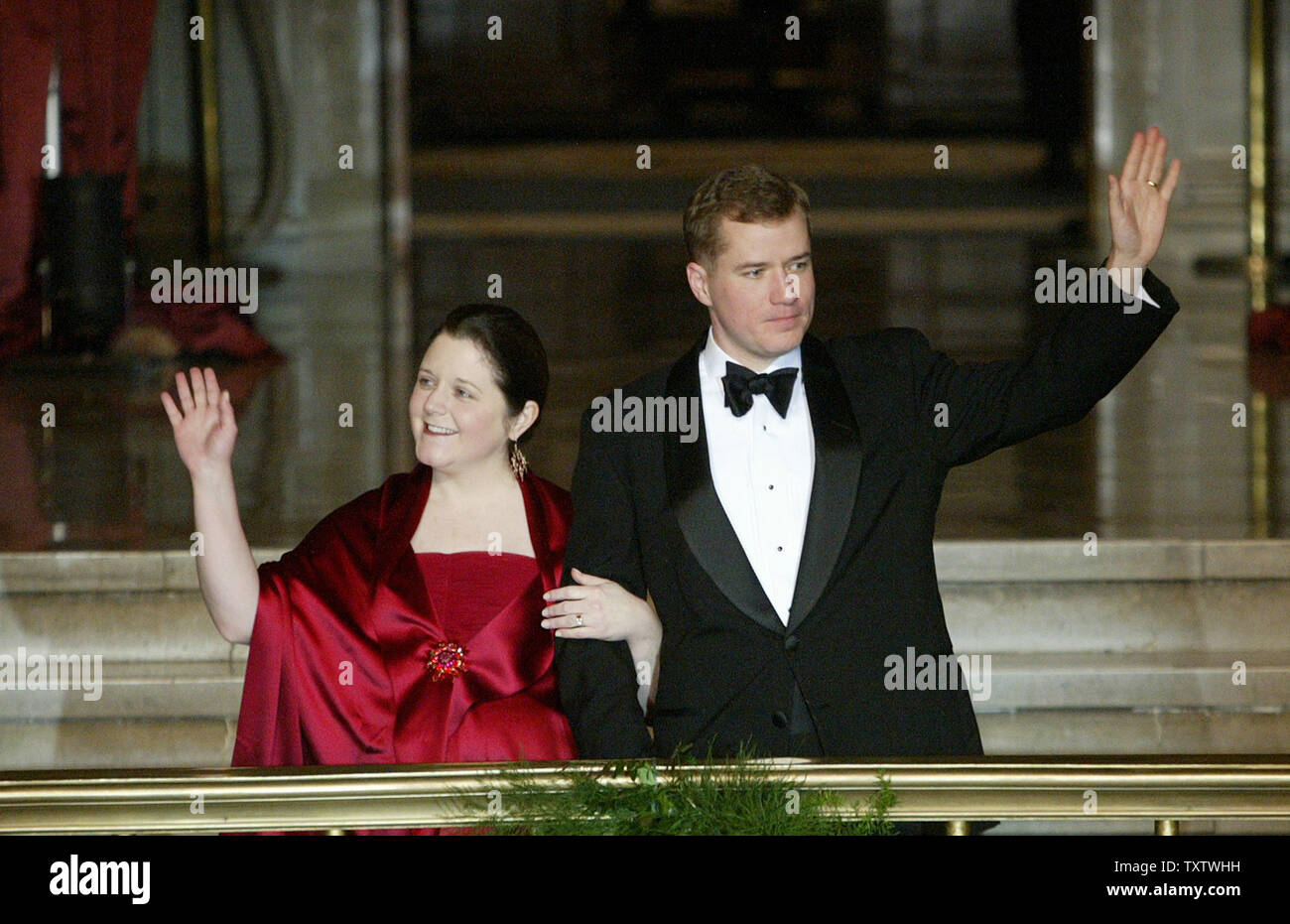 New Missouri Gov. Matt Blunt and wife Melanie wave to supporters as ...