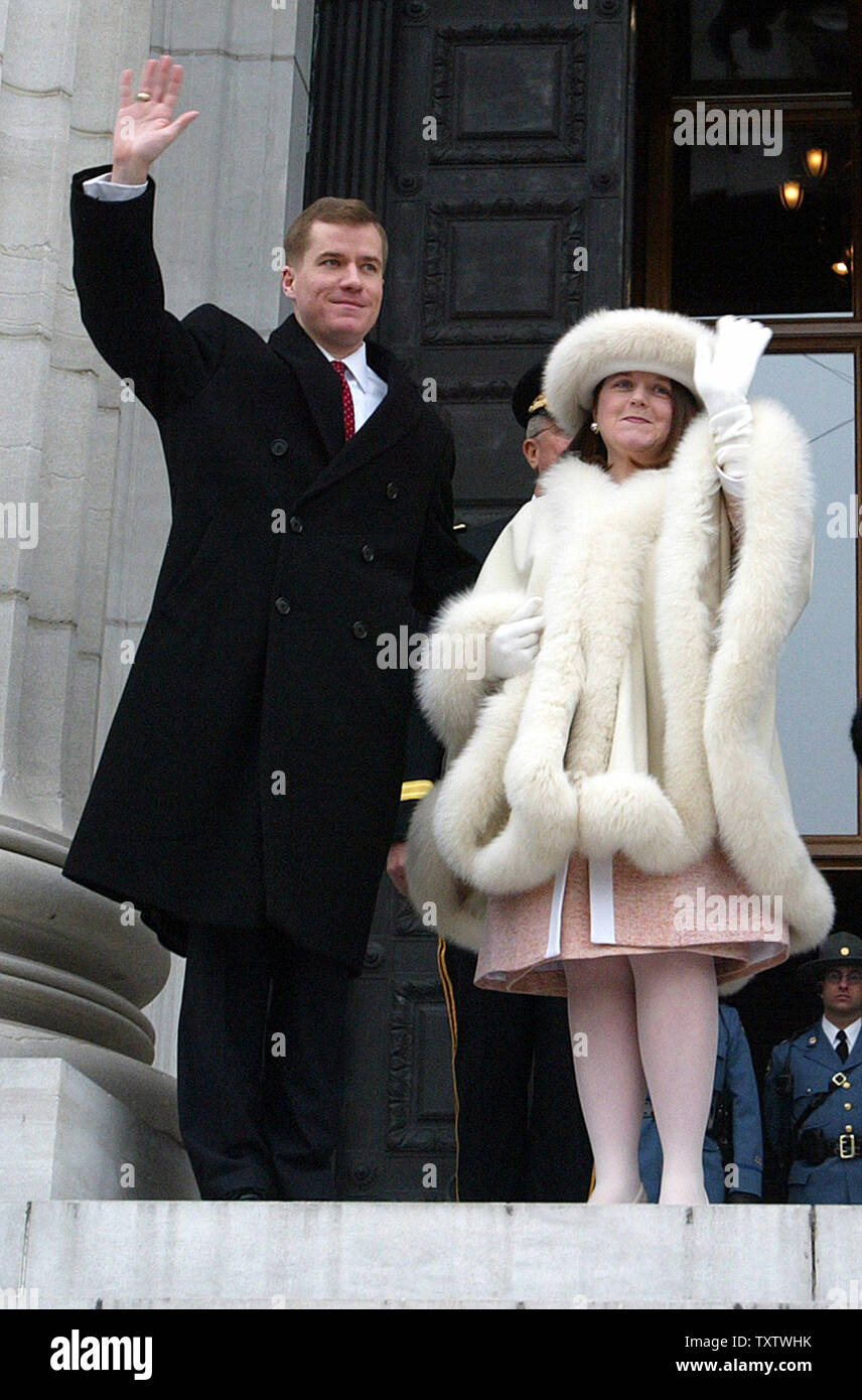 Newly sworn-in Governor Matt Blunt and wife Melanie wave from the steps ...