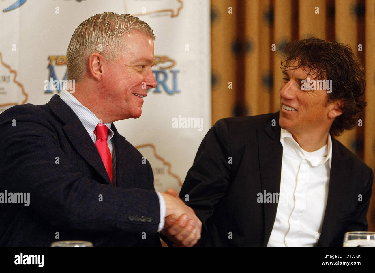 Mo. Lt. Gov. Peter Kinder (L) shakes hands with Olympic Gold Medal ...