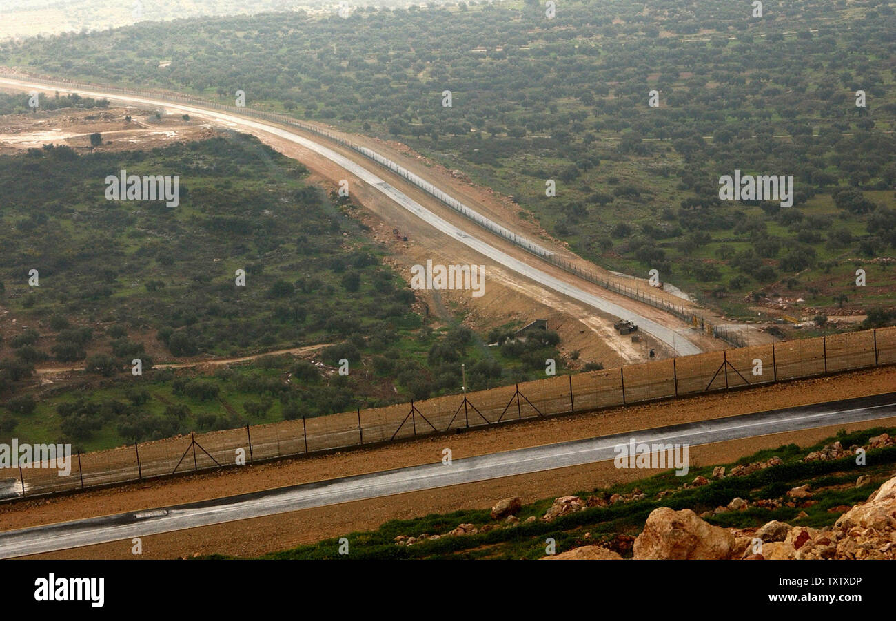 Separation fence hi-res stock photography and images - Alamy