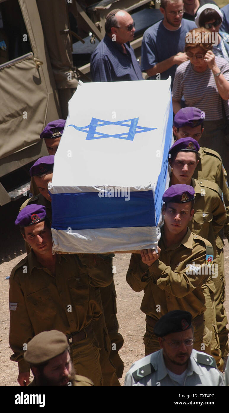Israeli soldiers carry the flag drapped coffin of Sergeant Eitan Neuman ...