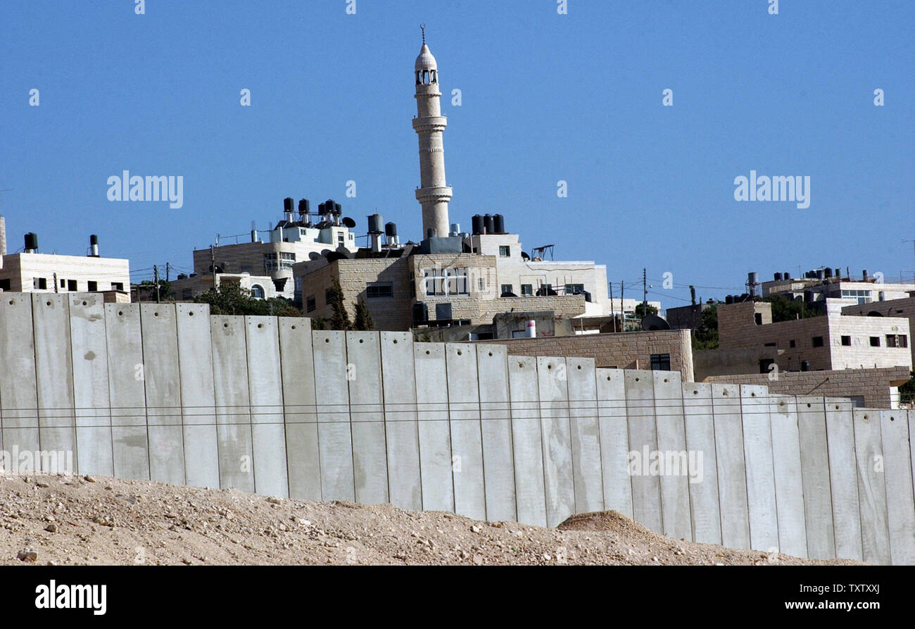 Minimize barrier hi-res stock photography and images - Alamy