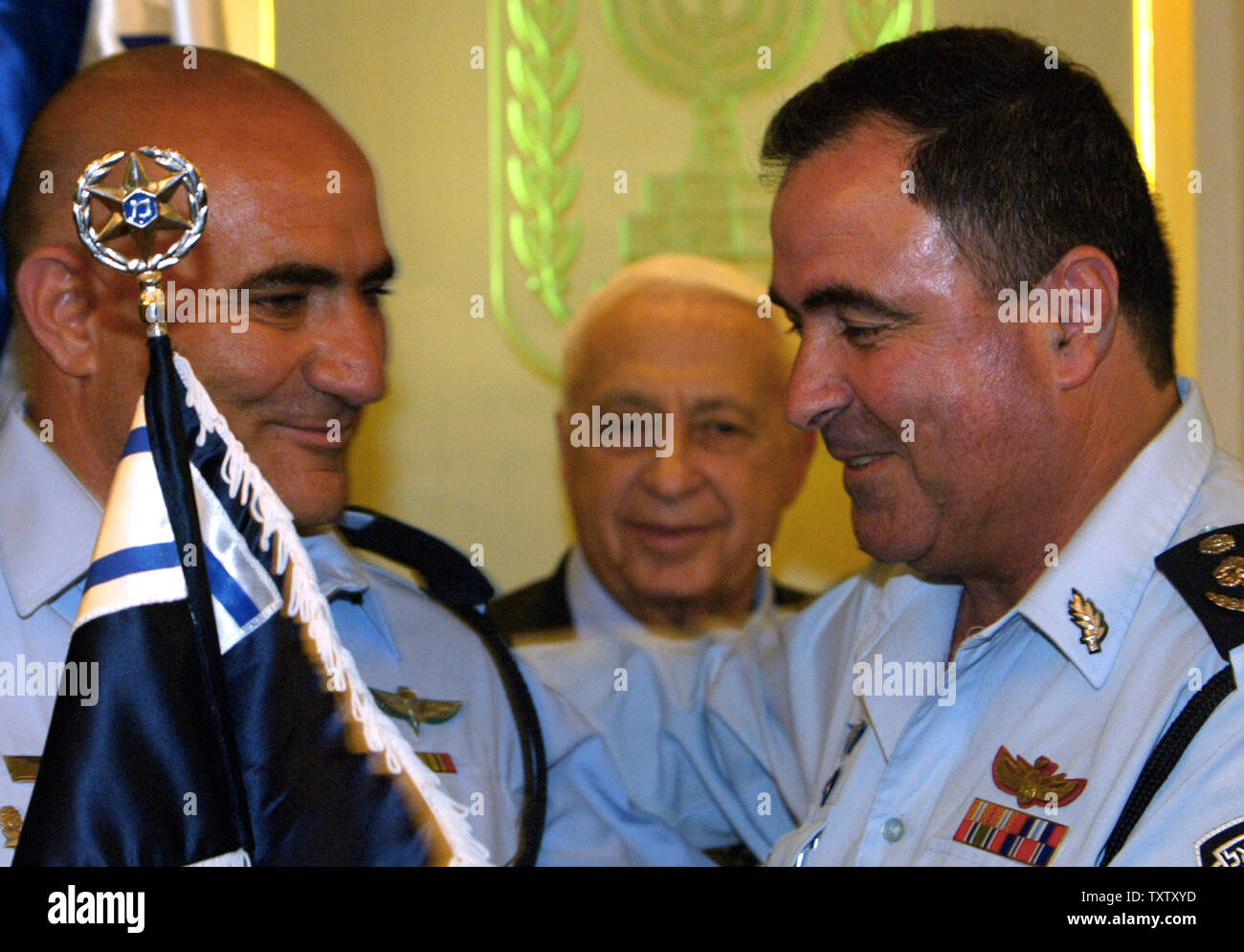 Israeli Prime Minister Ariel Sharon (C) inducts the country's new ...