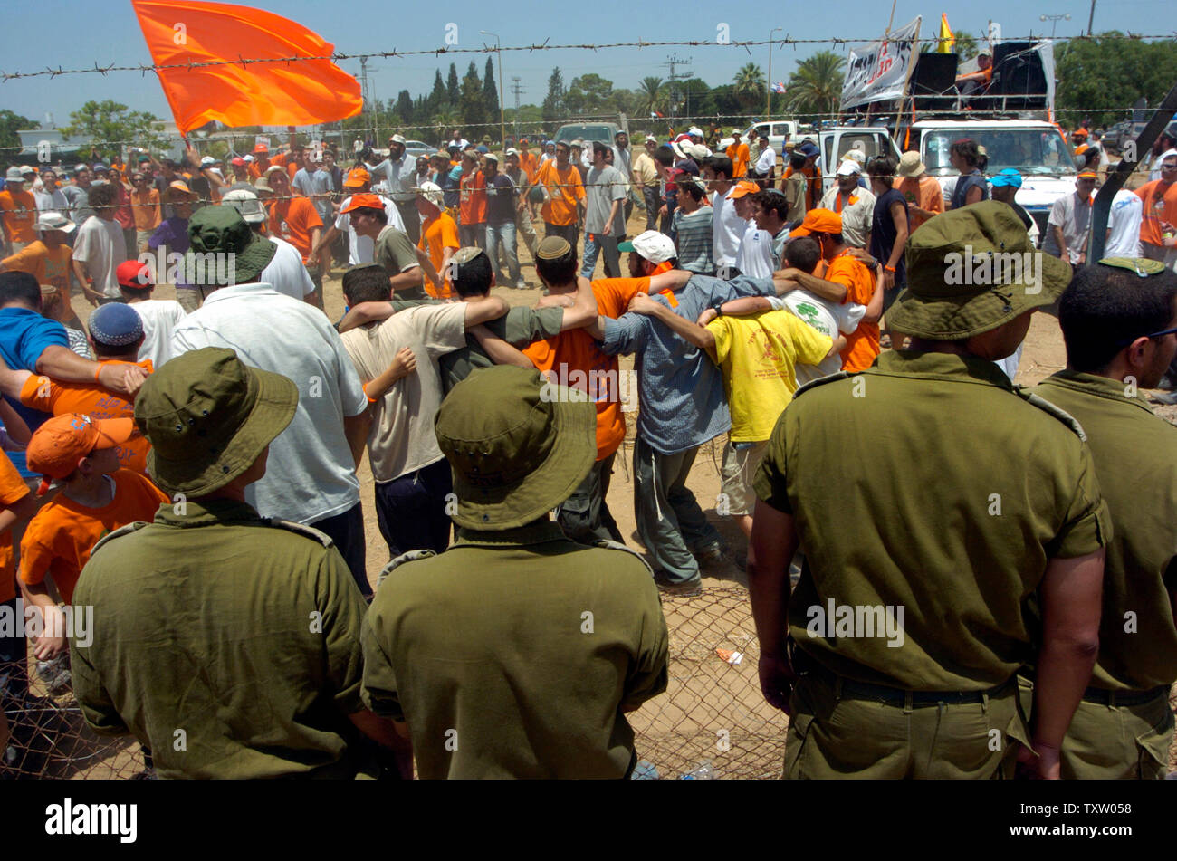 Israeli settlers from gush katif hi-res stock photography and images ...