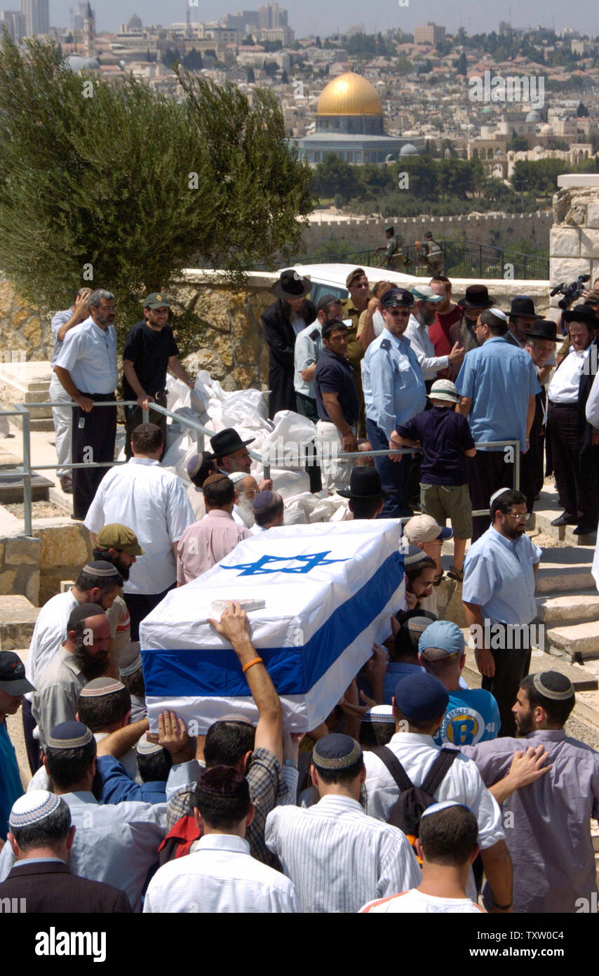 Israeli settlers from gush katif hi-res stock photography and images ...
