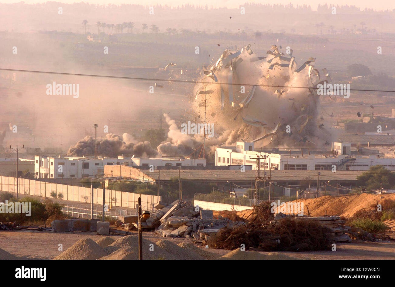 Israeli Army implements the disengagement plan by exploding the Israeli ...