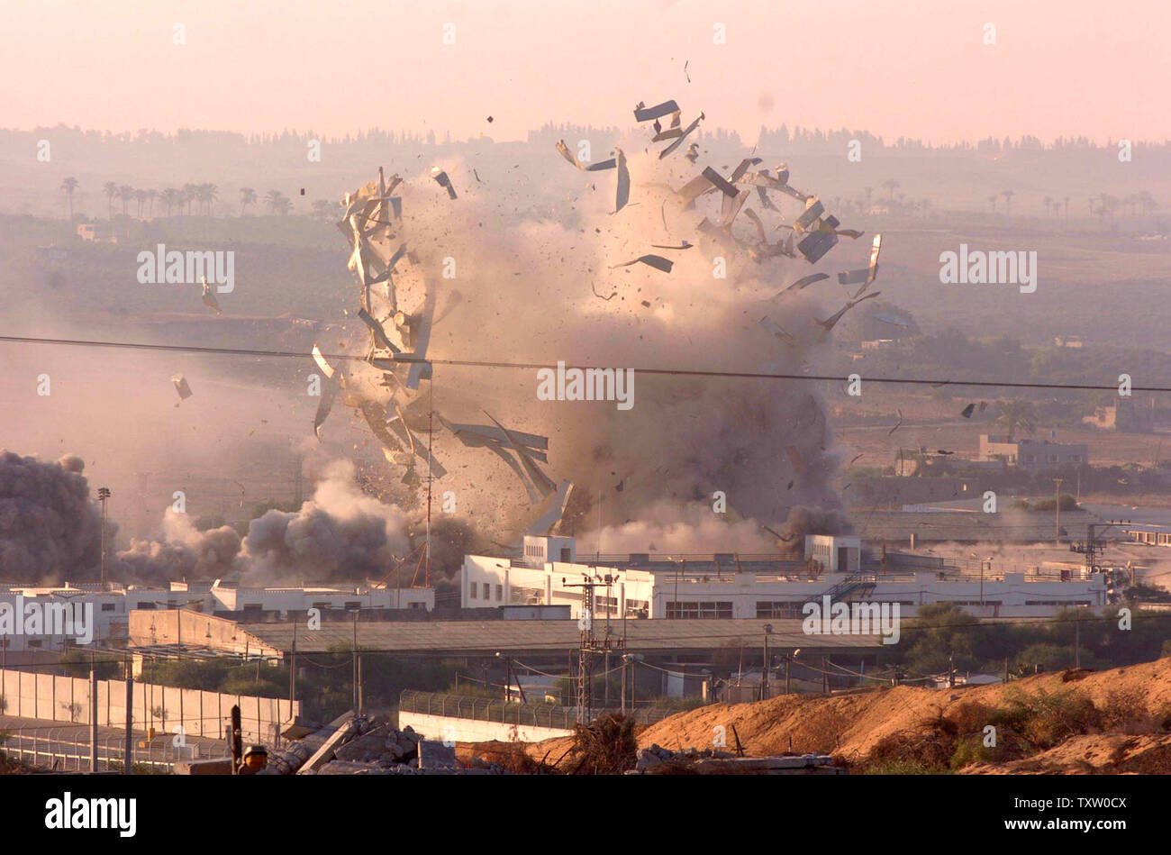 Israeli Army implements the disengagement plan by exploding the Israeli ...
