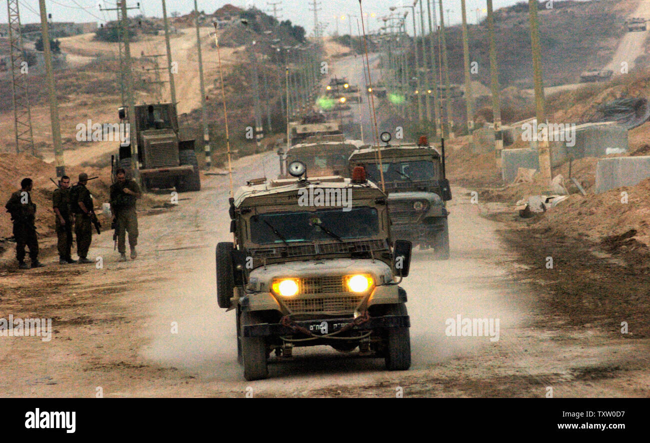 An Israeli Army convoy leaves the Gaza Strip, September 12, 2005 ...