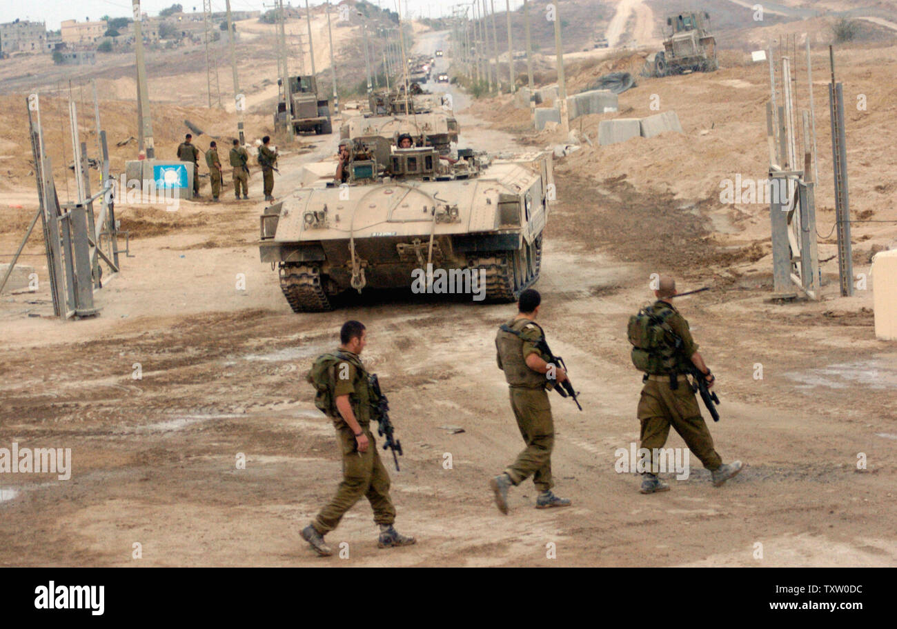 An Israeli Army convoy leaves the Gaza Strip, September 12, 2005 ...
