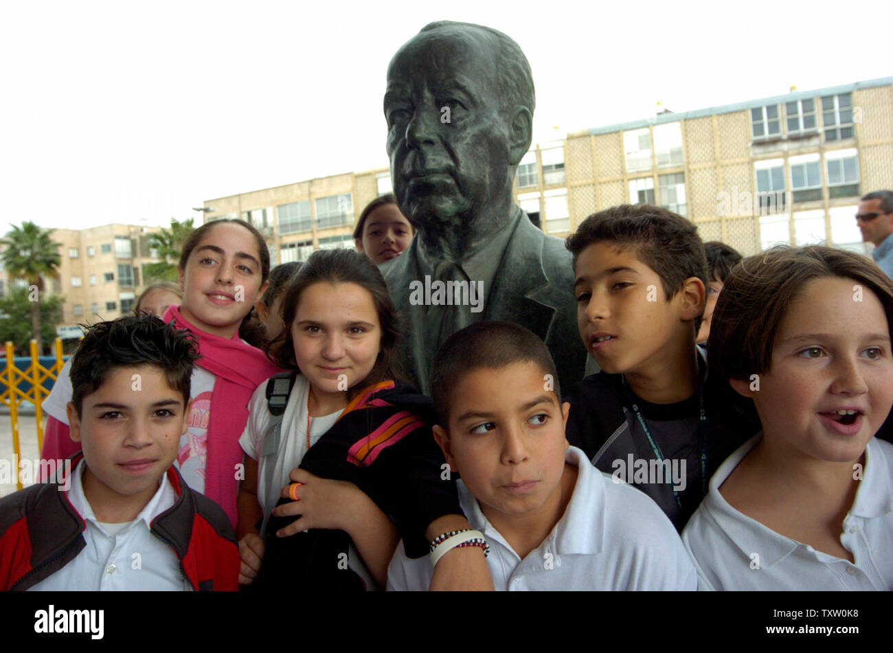 Israeli school children from northern Israel pose by a statue of ...