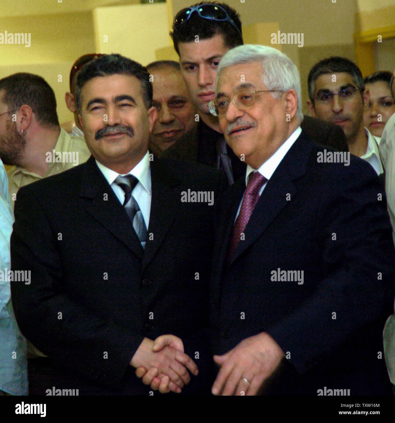 Israeli Labor Party Chairman Amir Peretz shakes hands with Palestinian ...