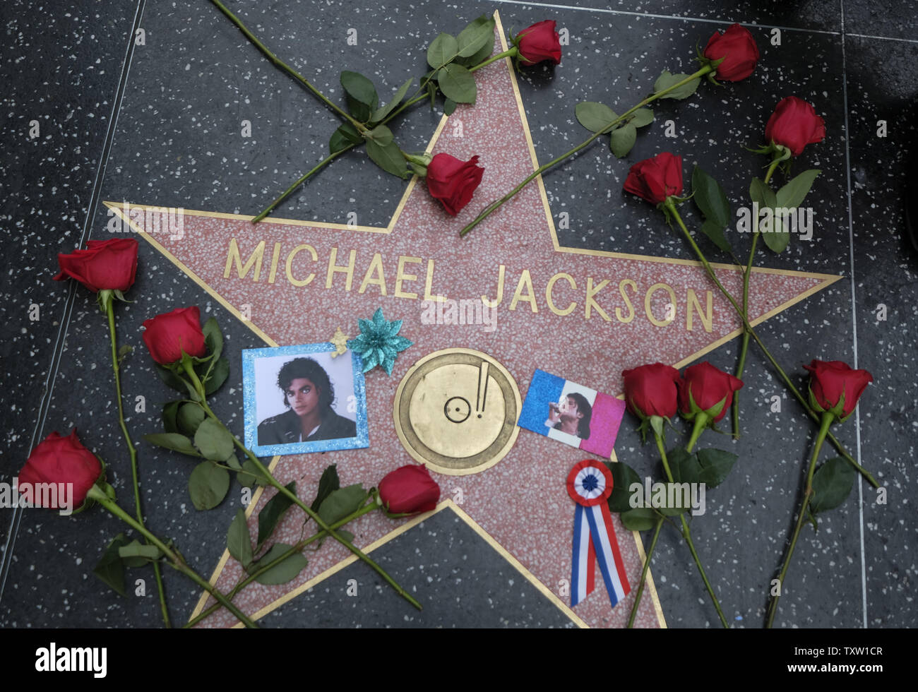 Los Angeles, California, USA. 25th June, 2019. Flowers and pictures are ...