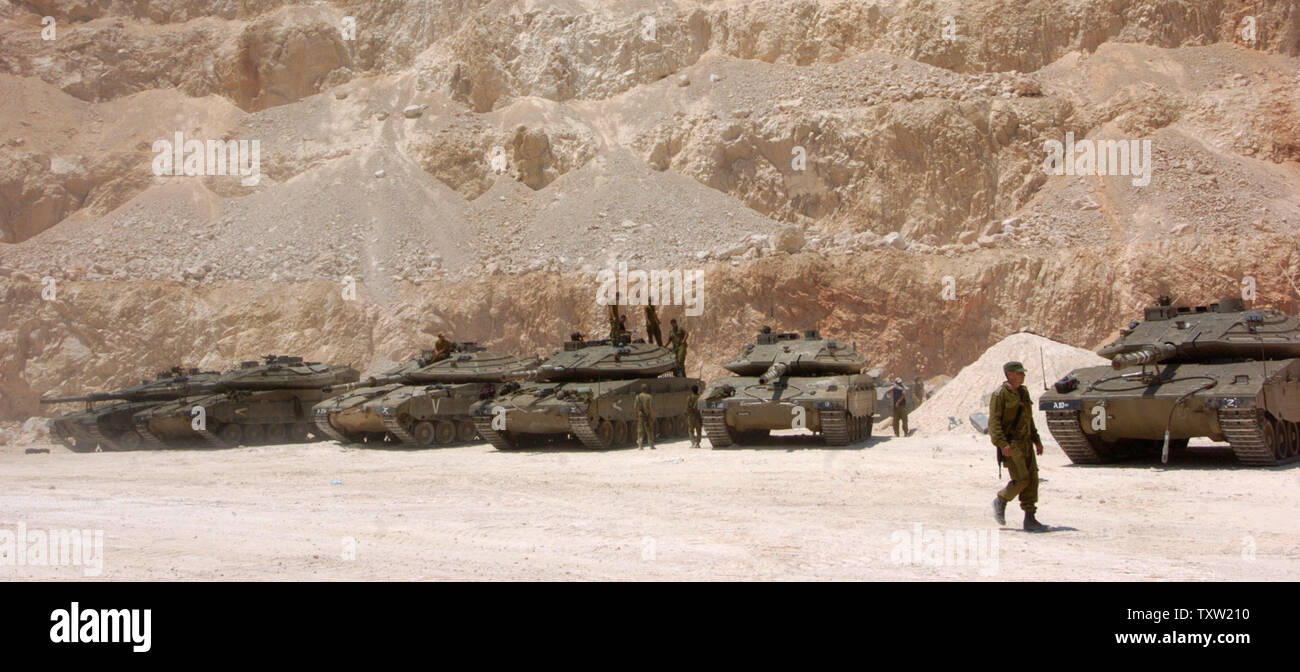 Israeli tanks lebanon hi-res stock photography and images - Alamy