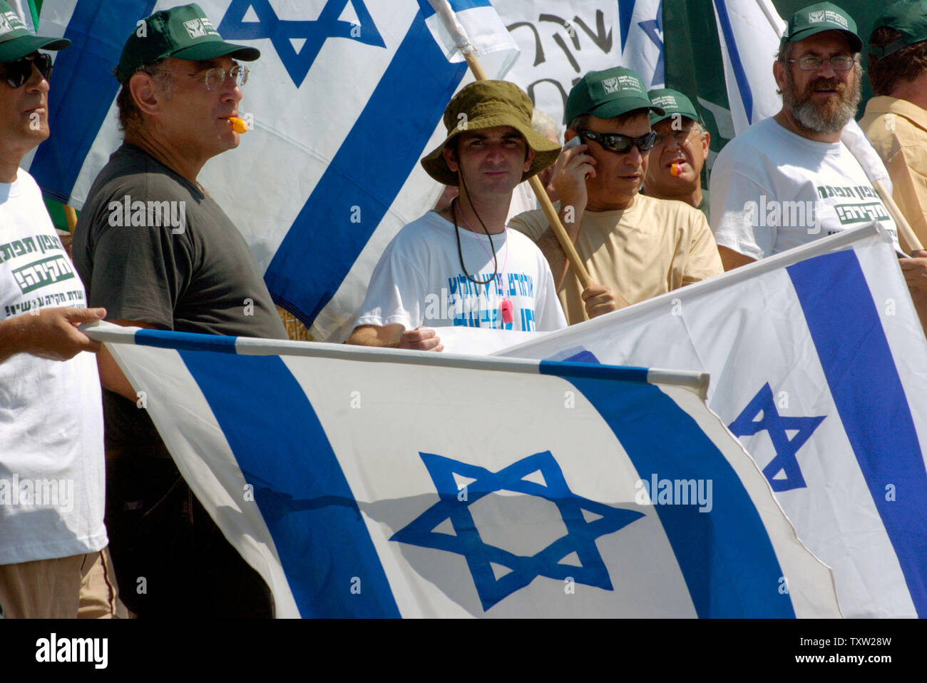 Israeli reserve soldier, Amit Barak, 30, (center) who served in Lebanon ...