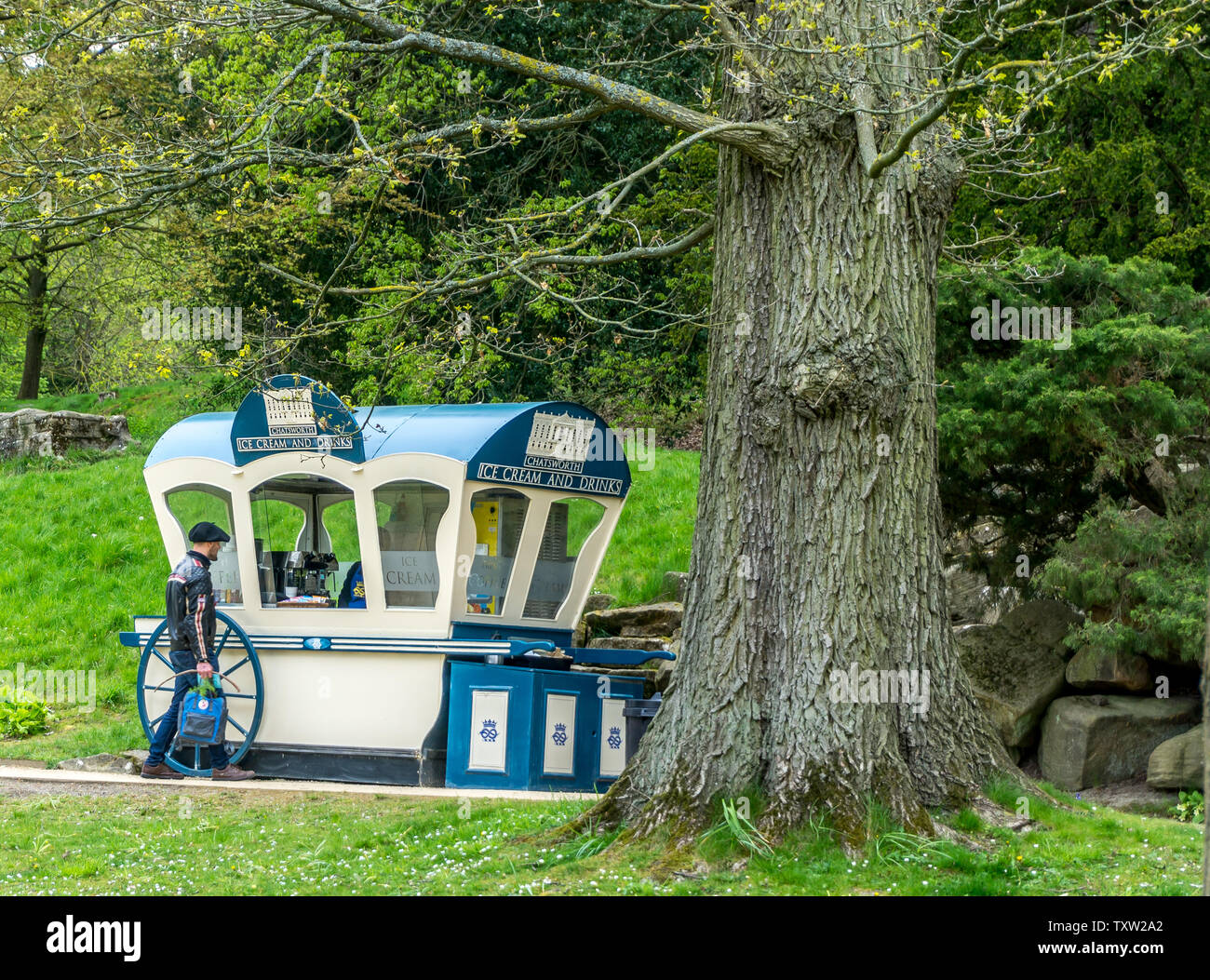Ice cream kiosk in the Gardens of Chatsworth House, Bakewell ...