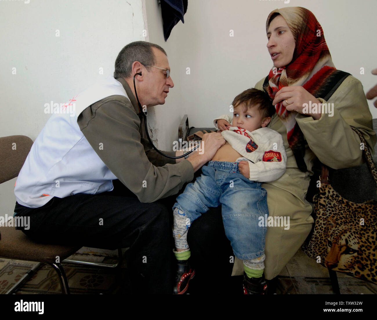 Israeli Dr. Daniel Schurr from Jerusalem examines Palestinian Mohammad ...