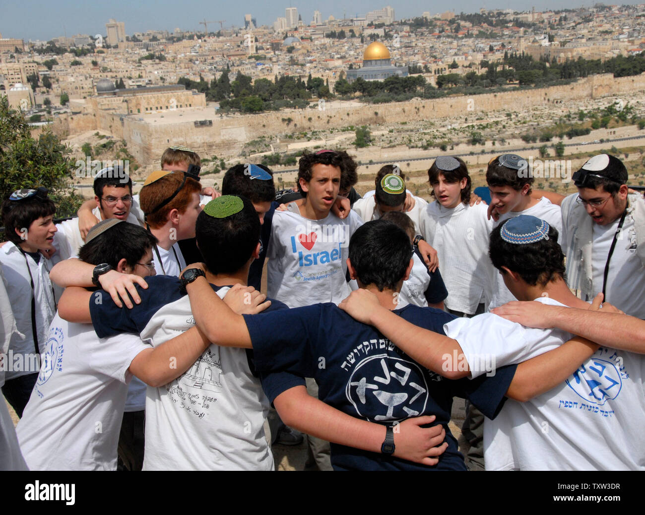 Israelis sing and dance on "Jerusalem Day" on the Mount of Olives ...