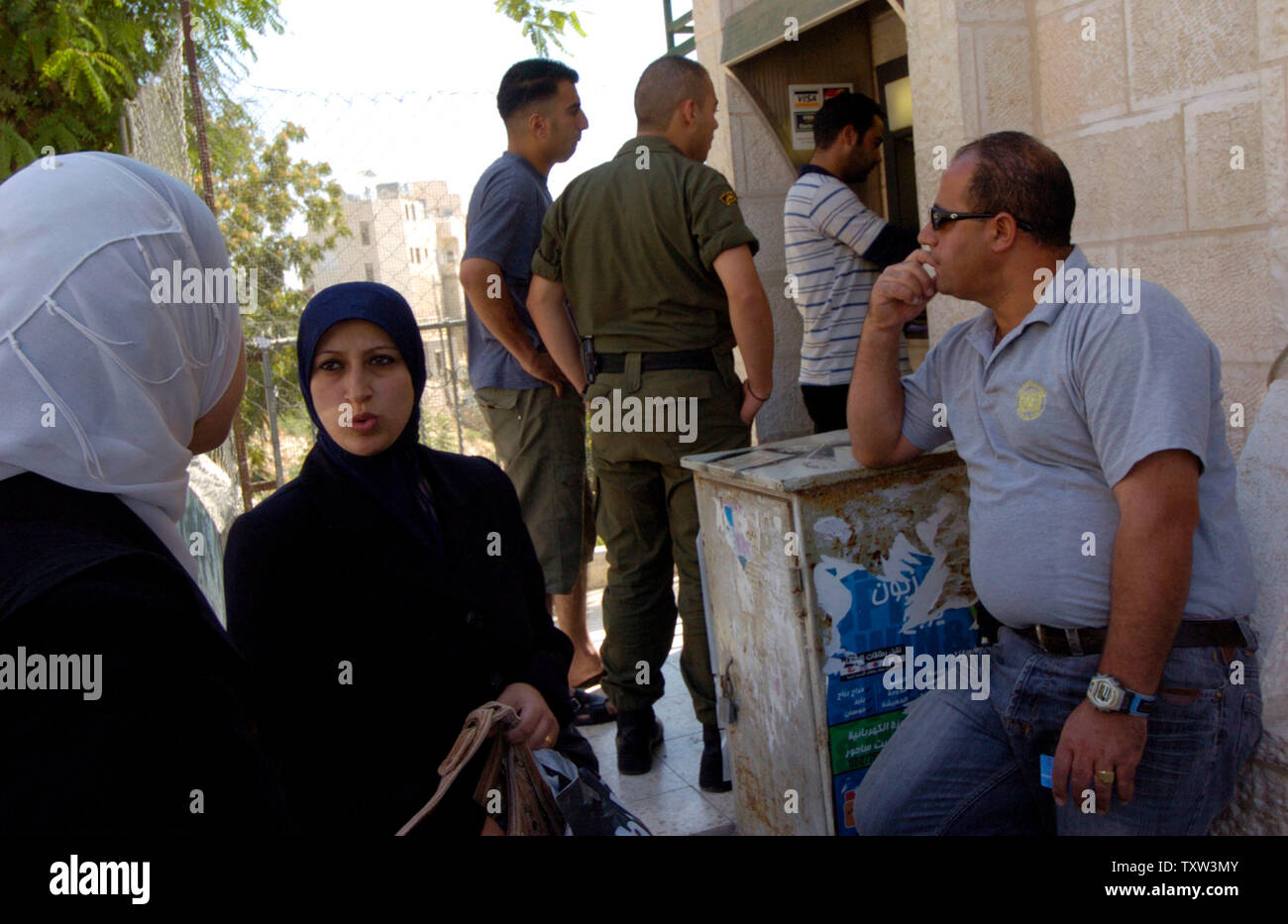 Servants wait hi-res stock photography and images - Alamy