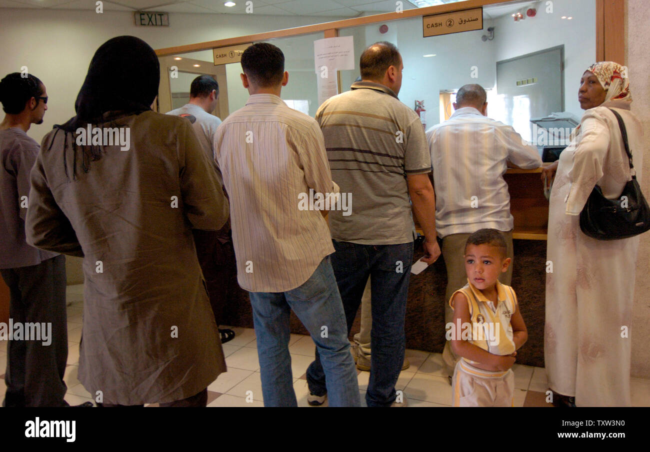 Servants wait hi-res stock photography and images - Alamy