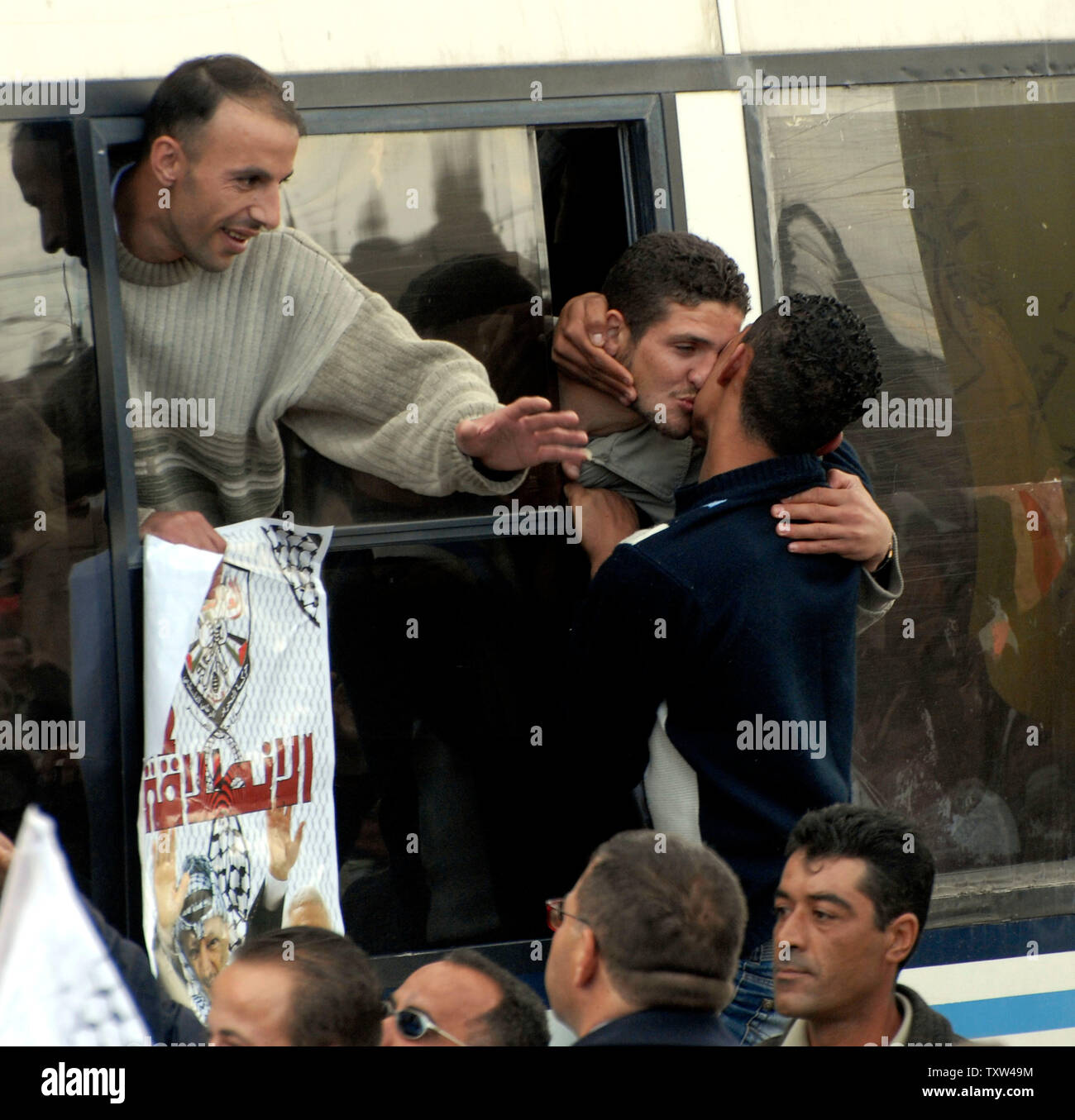 Palestinian prisoners released from Israeli prison greet relatives in ...