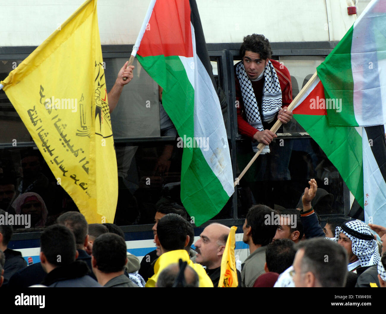 Palestinian prisoners released from Israeli prison greet relatives in ...