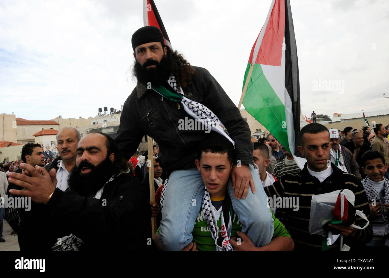 Palestinian prisoners released from Israeli prison greet relatives in ...