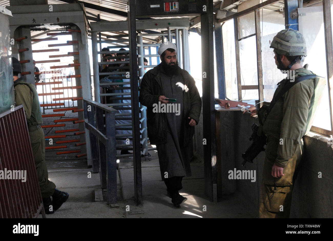 Walk through metal detector hi-res stock photography and images - Alamy